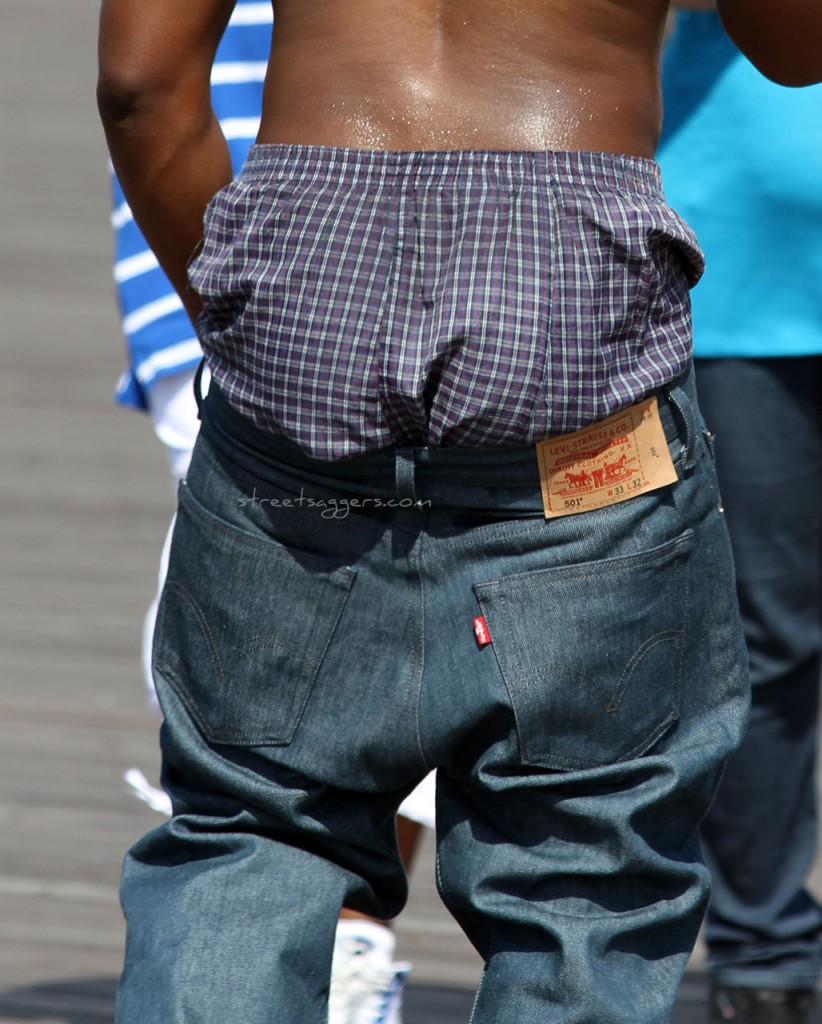 streetsaggers.com - real saggers let them pants hang low sagging